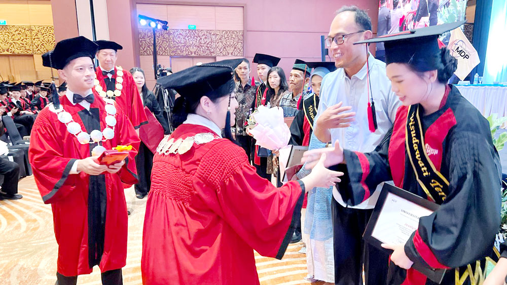 Hasilkan Lulusan Terbaik, Wisudawan Universitas MDP Palembang Dibekali ...