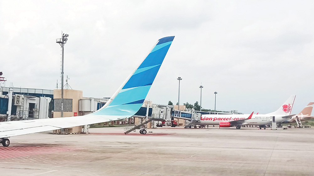 Cuaca Buruk di Jakarta, Delapan Pesawat Divert di Bandara SMB II ...