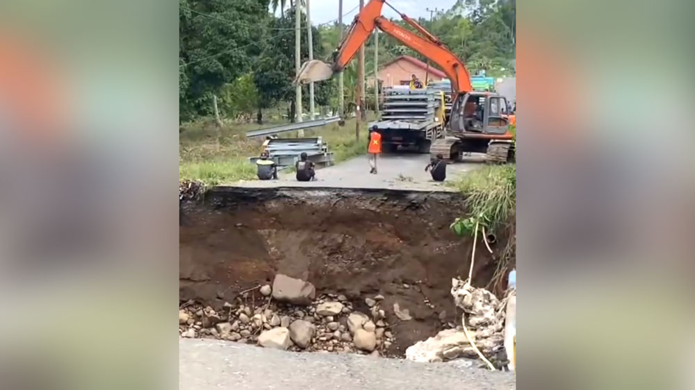 Sedang Tahap Pemasangan Jembatan Bailey