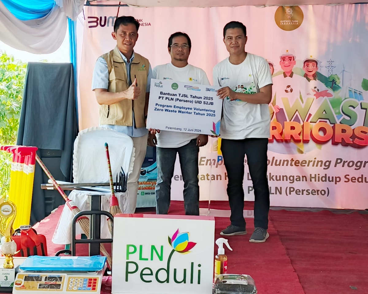 Aksi Nyata PLN dan Qur’anic Farm Angkut 1,3 Ton Sampah dari Sungai Aur ...