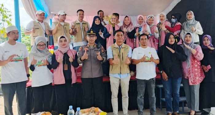 Aksi Nyata PLN dan Qur’anic Farm Angkut 1,3 Ton Sampah dari Sungai Aur ...