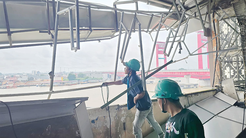 Gedung Pasar 16 Ilir Kian Miris Pembangunan Mangkrak, Atap Awning ...