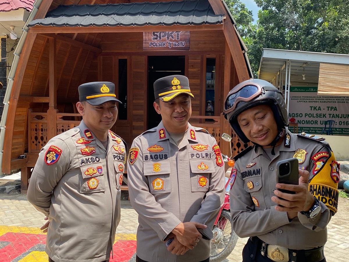 Pak Babin Tampil Shooting Konten Inovasi Pelayanan di Polsek Tanjung Raja
