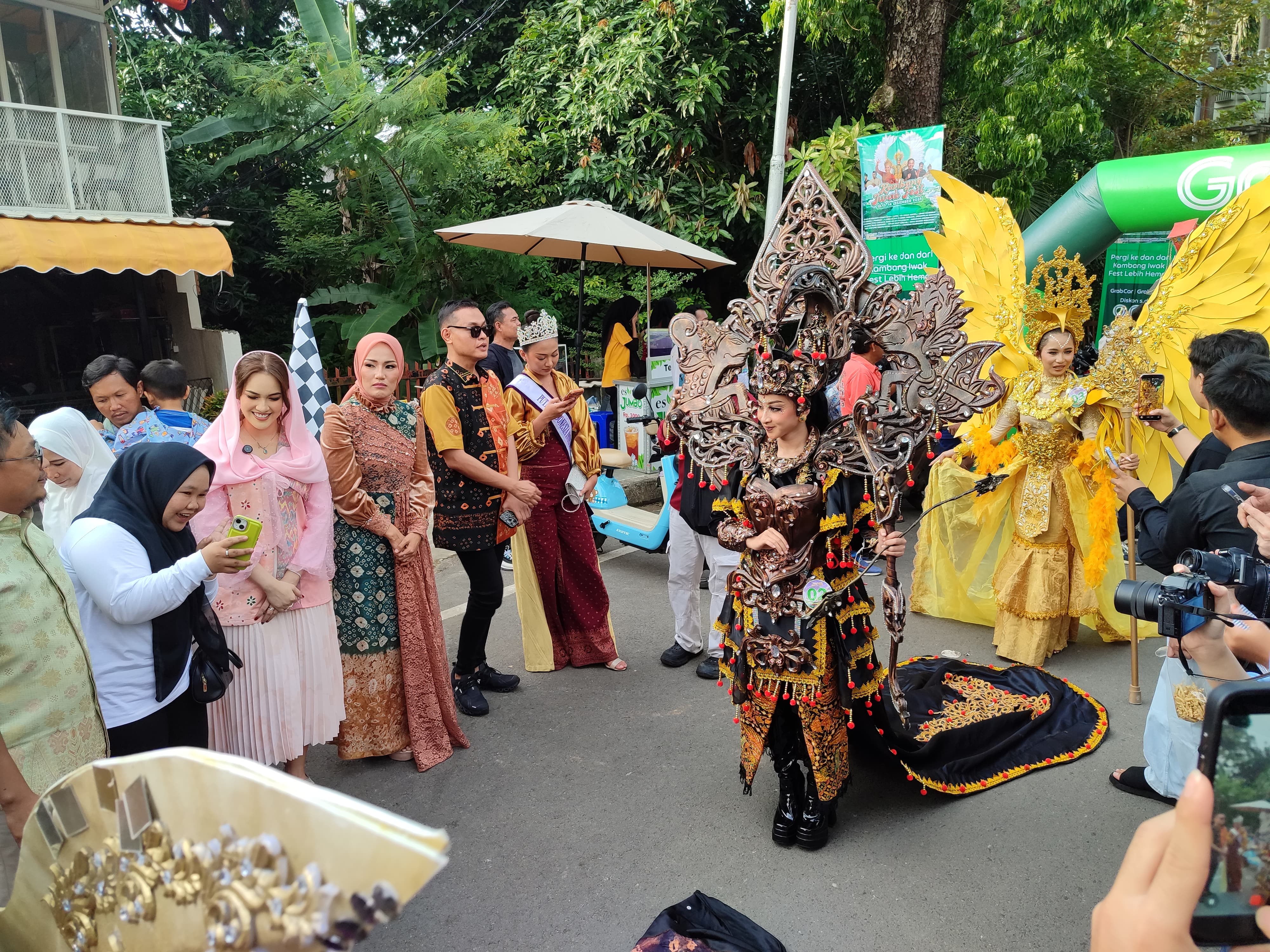 Ratusan Peserta Parade Busana Meriahkan Kambang Iwak Fest 2025