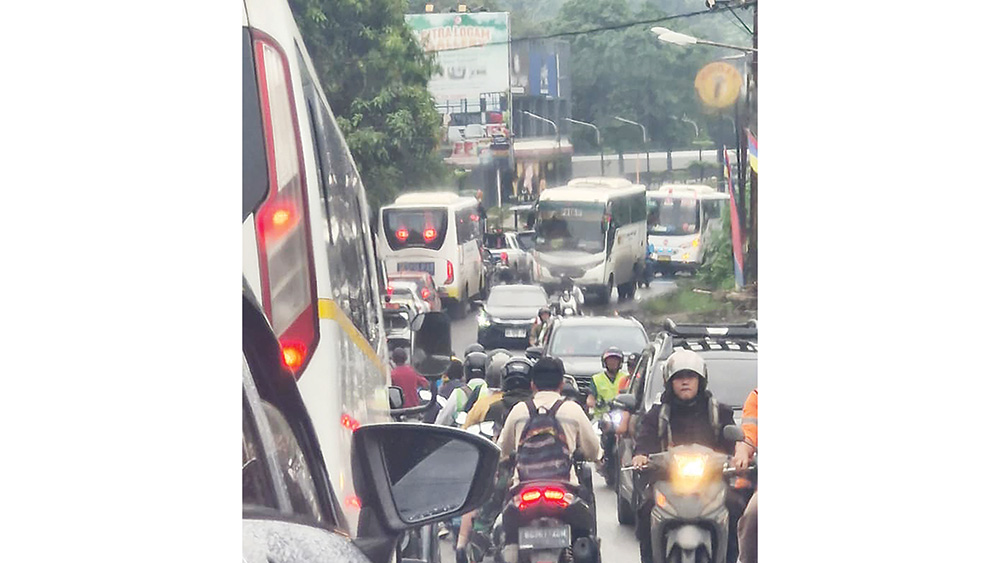 Bus Karyawan Tambang Picu Macet Parah